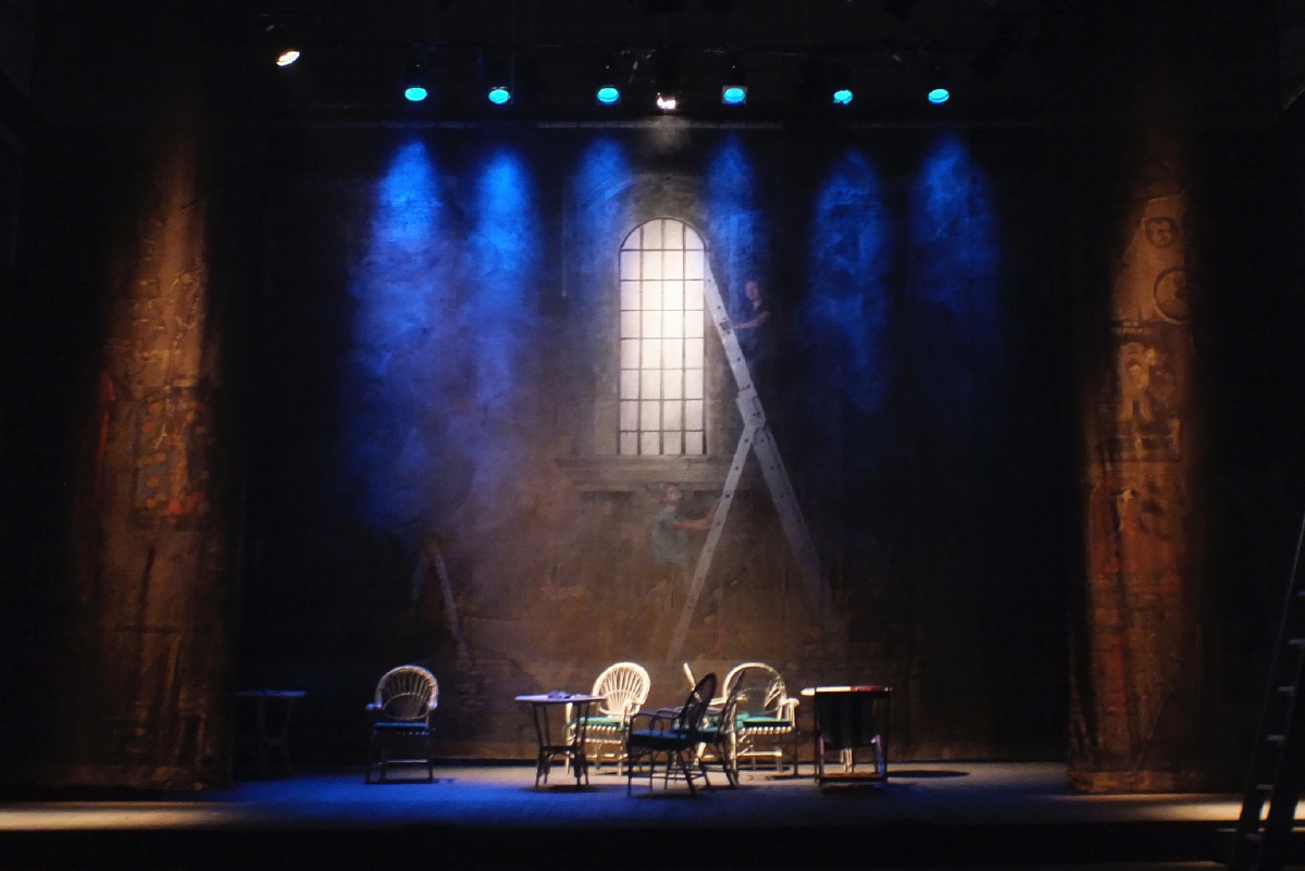 Slide-out Stages and custom Performing Center automatic floors - WutPool®